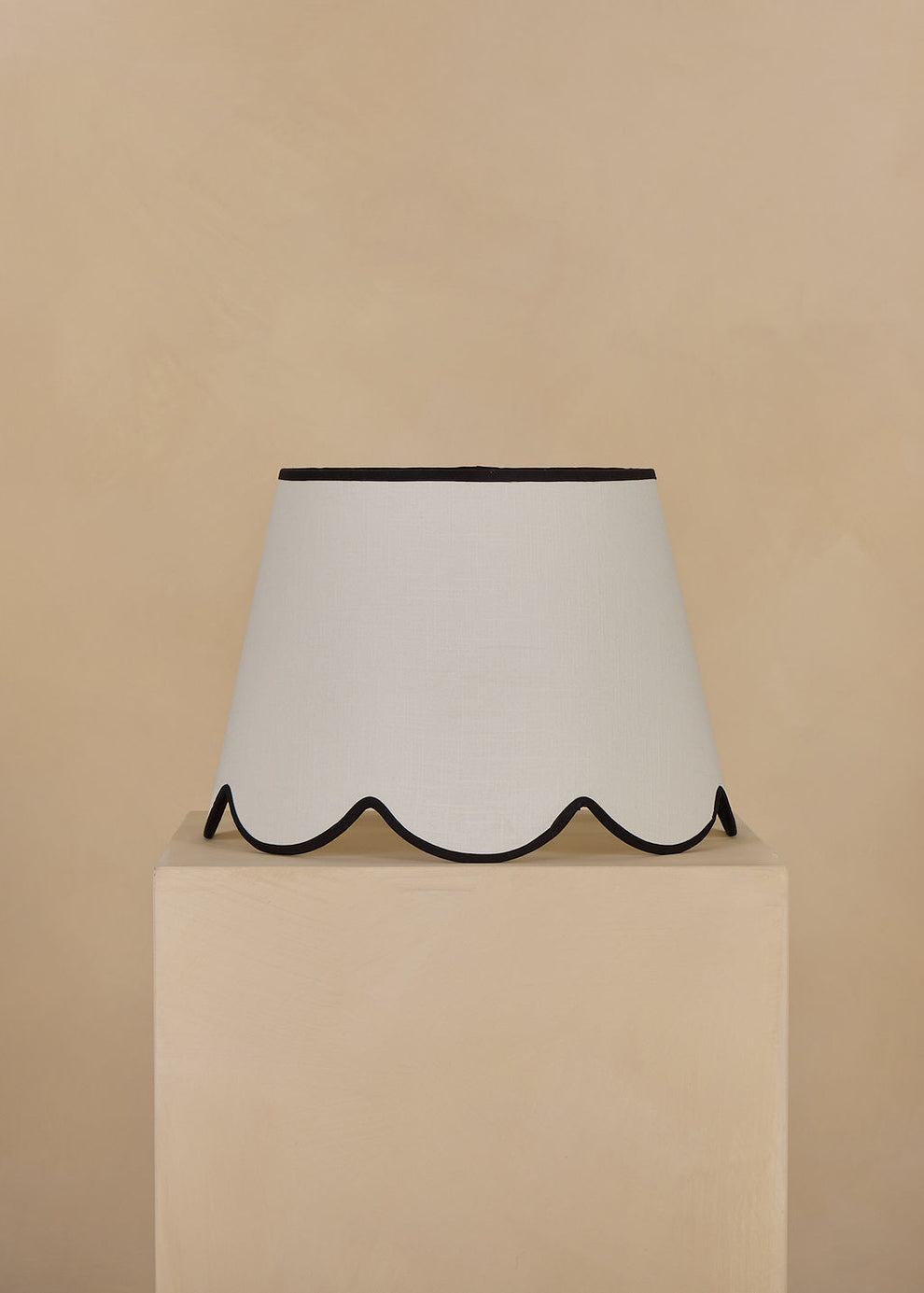 White scallop lampshade – Soffle